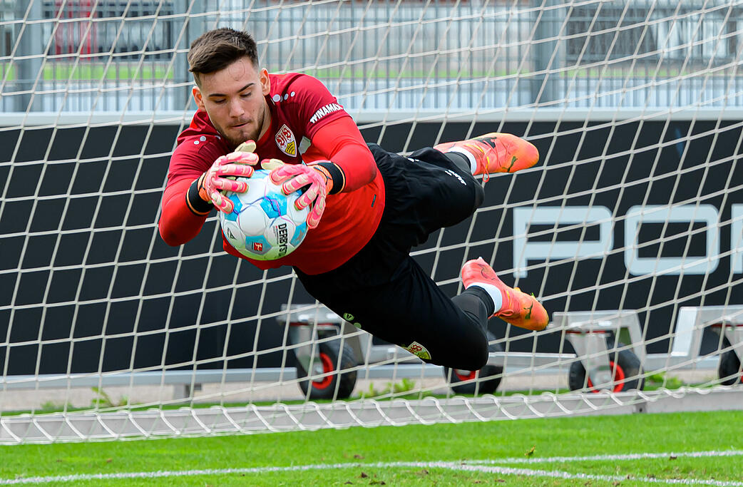 VfB Stuttgart verlängert Vertrag mit Heilbronner Torhüter-Talent Dennis ...
