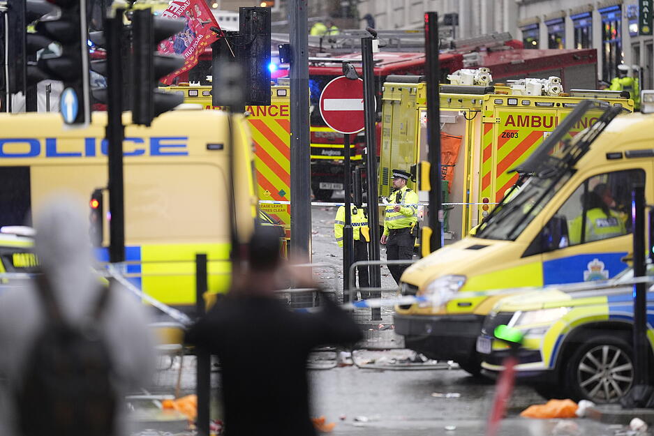 Auto fährt in Menschenmenge: Bilder zeigen Zustände in Liverpool - STIMME.de