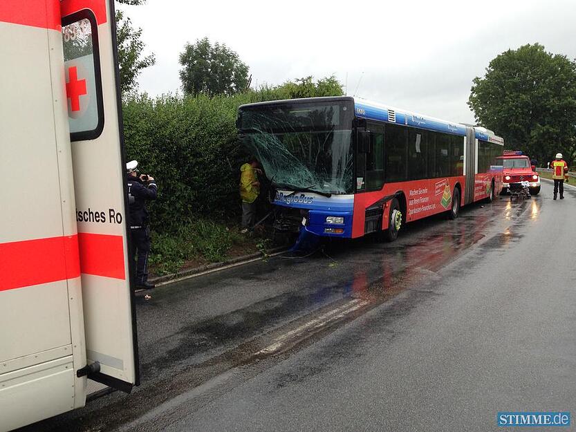 Unfall mit Schulbus | 09.07. - STIMME.de