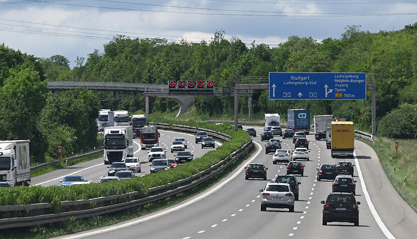 Rasender Motorradfahrer liefert sich Rennen mit Polizei auf A81 - STIMME.de