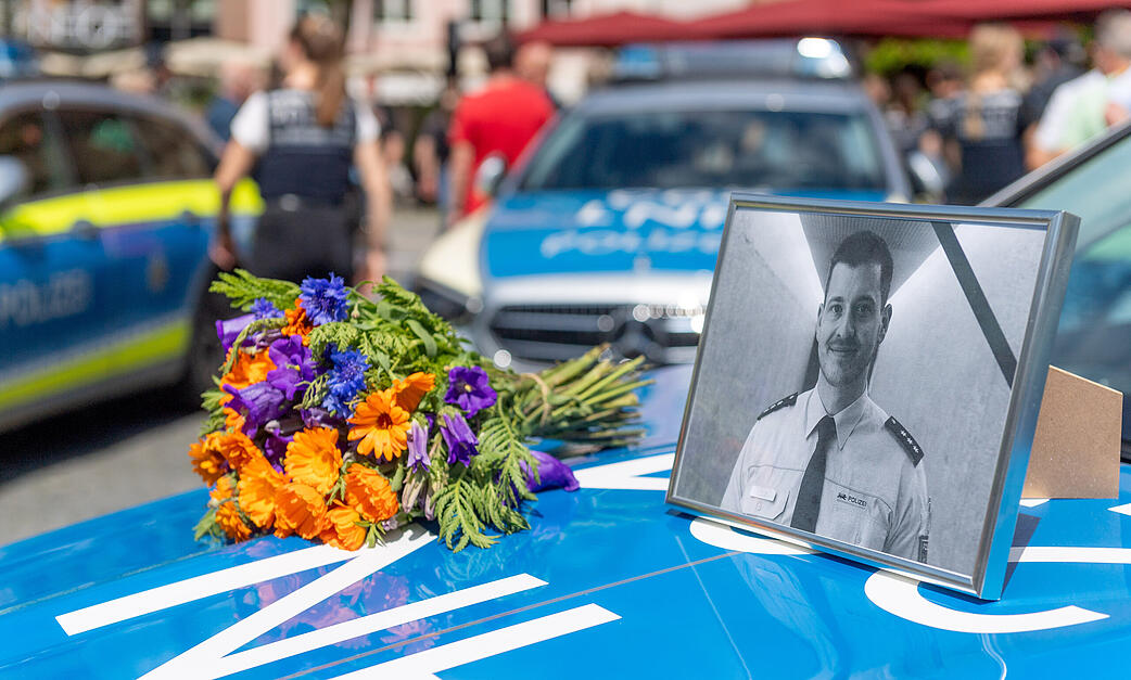 Schweigeminute auf Heilbronner Marktplatz: 300 Polizisten trauern um Rouven Laur - STIMME.de