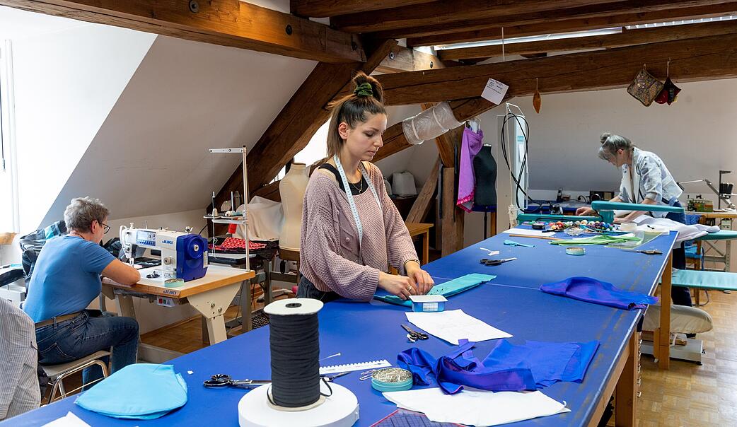 Blick in die Kostümschneiderei der Burgfestspiele Jagsthausen: Die ...
