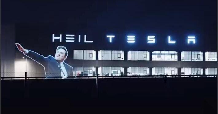 Wirbel um Elon Musk: „Heil Tesla“-Projektion auf Werk in Grünheide ...