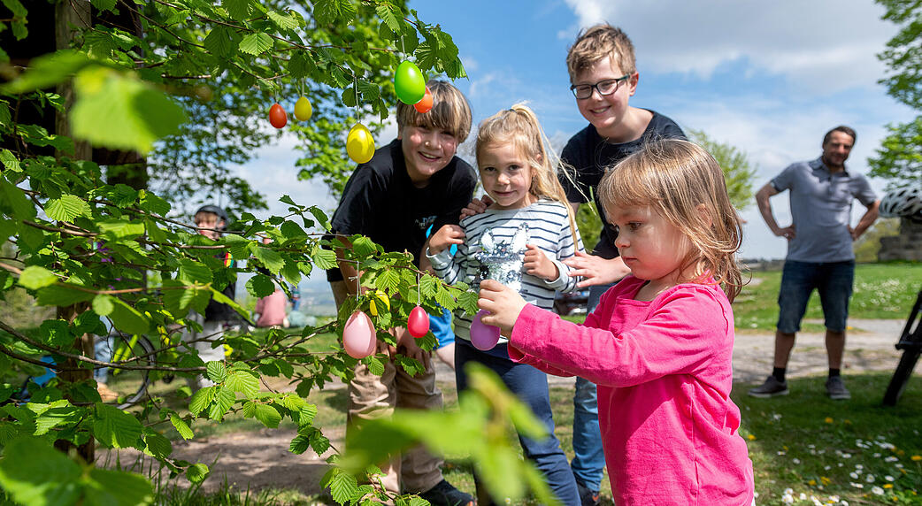 Osterprogramm auf Burg Löwenstein – Ostereiersuche und Hasenbasteln für Kinder - STIMME.de