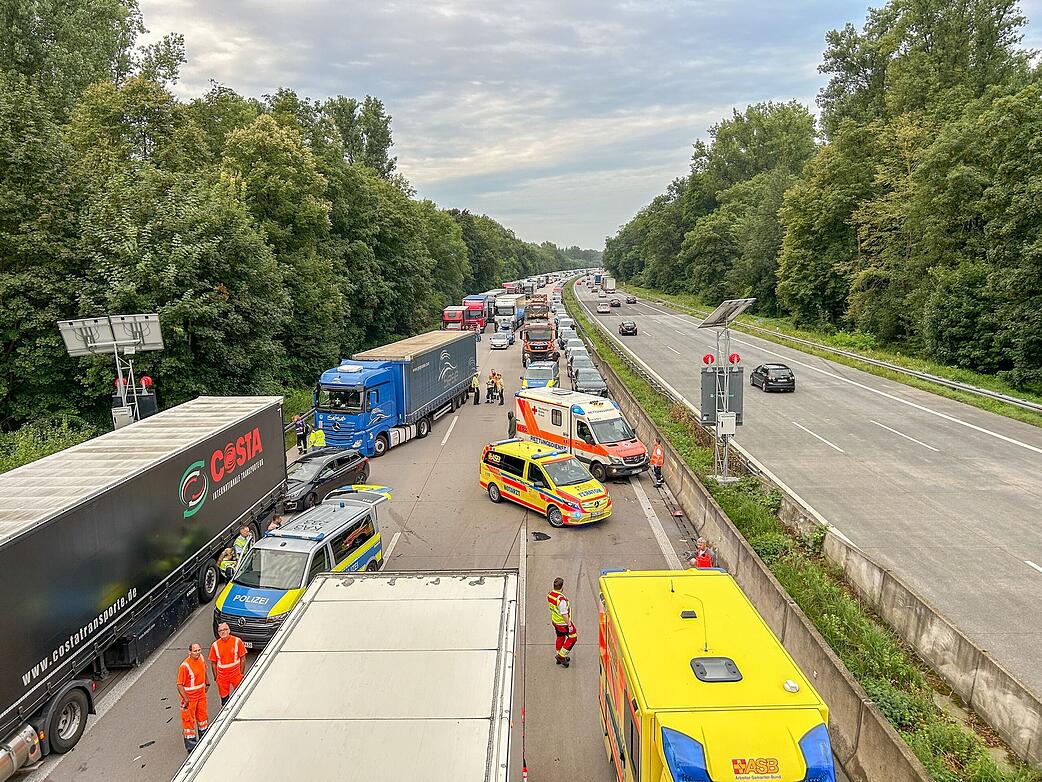 Zwei Tote, mehrere Verletzte: Fünf Autos und drei Lkw in schweren A5-Unfall verwickelt - STIMME.de