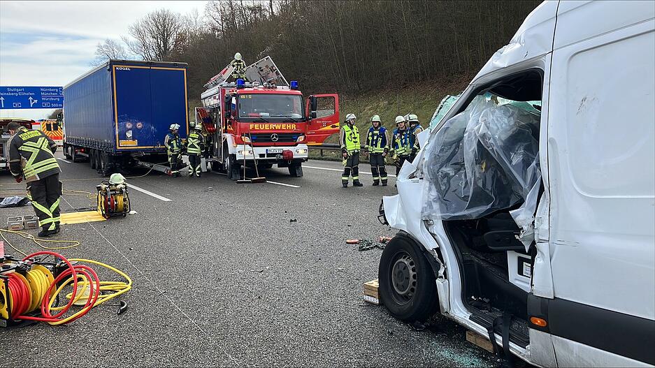 Transporter kracht auf A6 bei Kreuz Weinsberg in Lkw: Bilder zeigen Unfallfolgen - STIMME.de