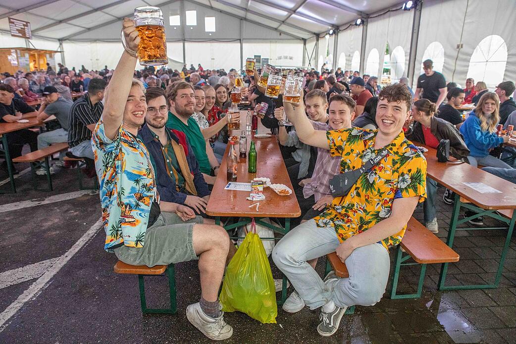 Großer Andrang beim Hagenbacher Bockbierfest – trotz Regenwetter ...