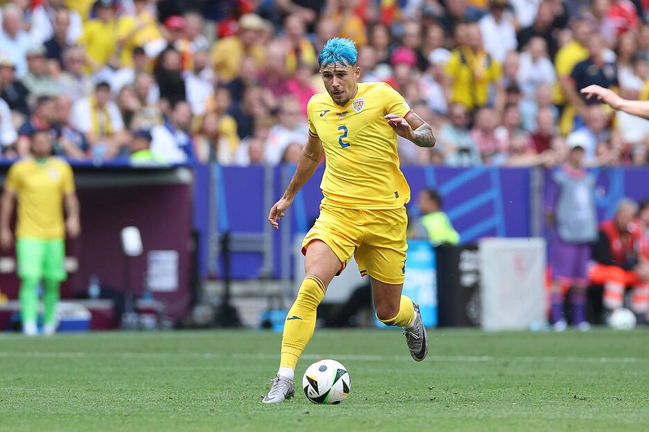 Rumäniens Andrei Ratiu sorgt mit blauen Haaren für Aufsehen - STIMME.de