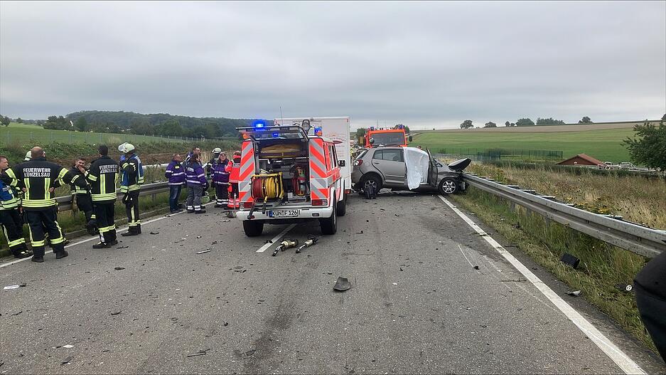 Zusammenstoß von drei Autos auf B19 bei Kupferzell endet tödlich – Bilder von der Unfallstelle ...
