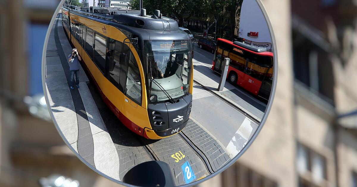 Opel-Fahrerin kollidiert mit Stadtbahn in Heilbronn – 13.000 Euro Schaden - STIMME.de