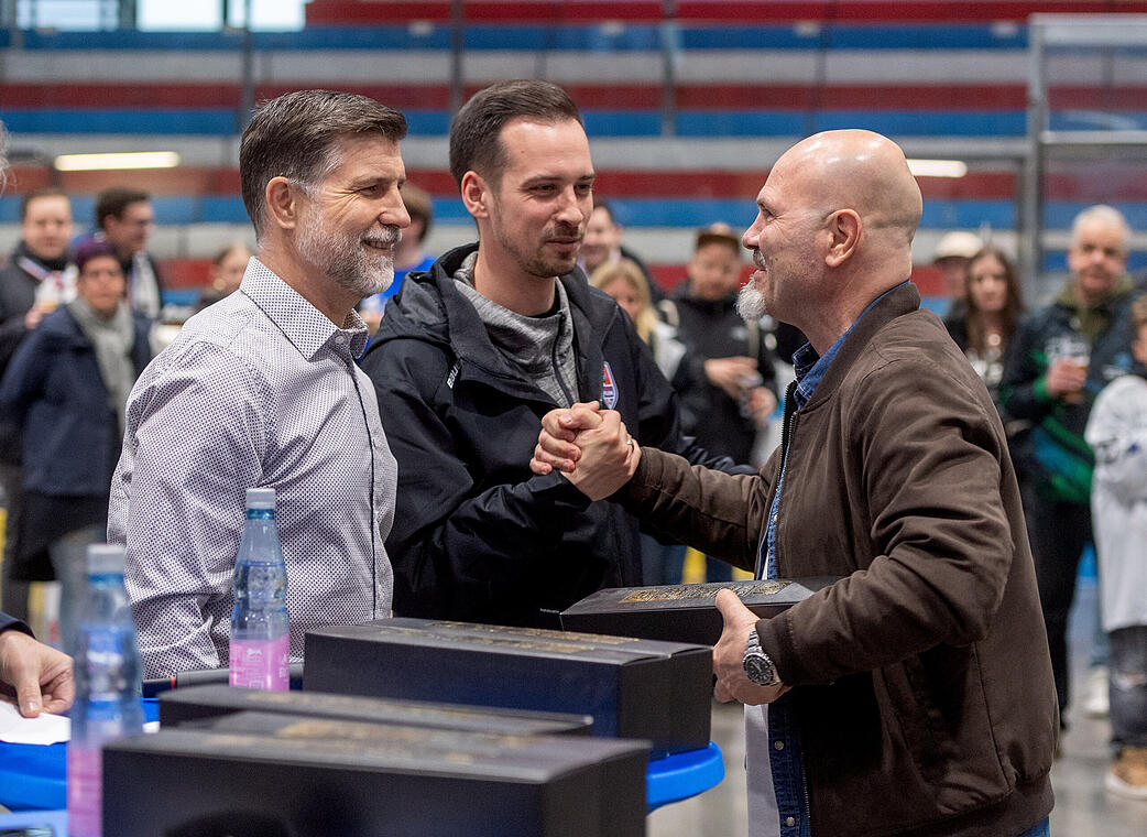 Sind die Falken bei Suche nach einem neuen Trainer fündig geworden ...