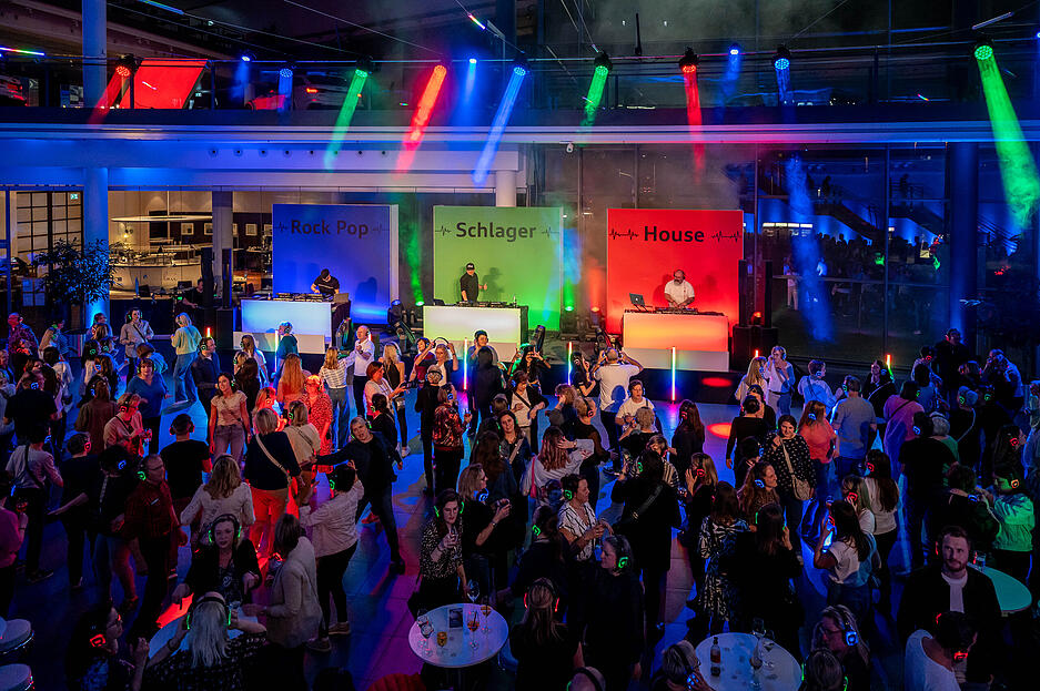 Party mit Kopfhörern: Silent-Disco im Audi-Forum in Neckarsulm - STIMME.de