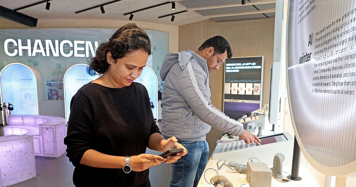 Besucher entdecken neuen KI-Pavillon der Experimenta Heilbronn - STIMME.de