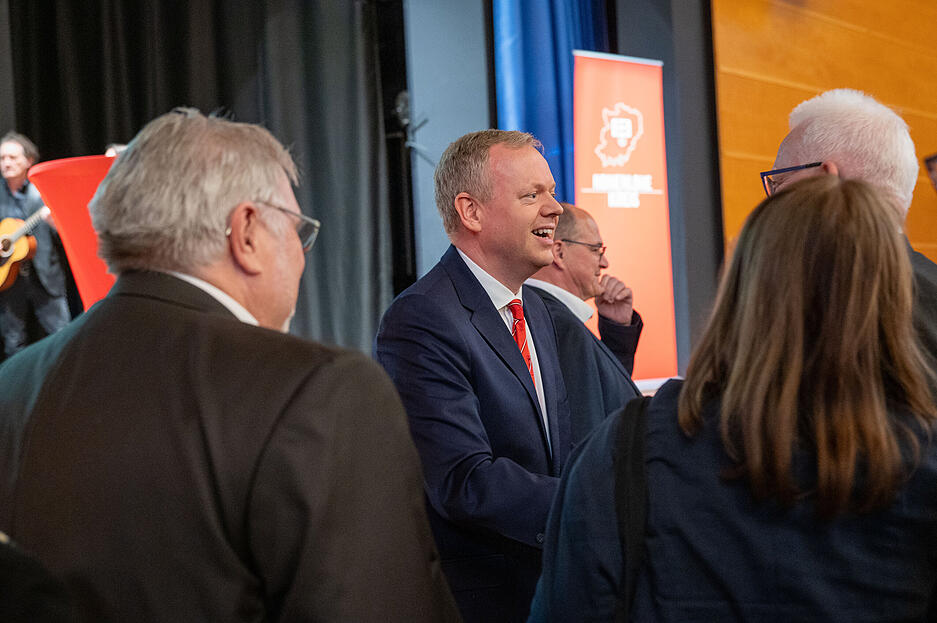 Matthias Neth übergibt an neuen Hohenloher Landrat Ian Schölzel - STIMME.de