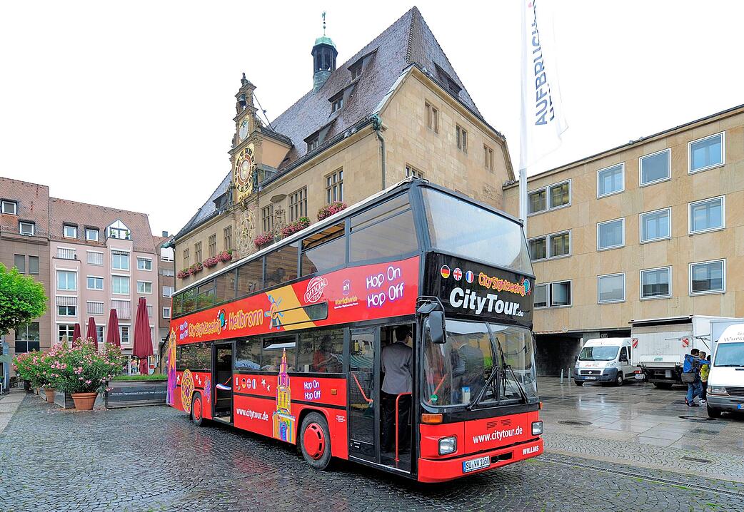 50 Highlights in 100 Minuten: Roter Doppeldeckerbus fährt wieder durch ...