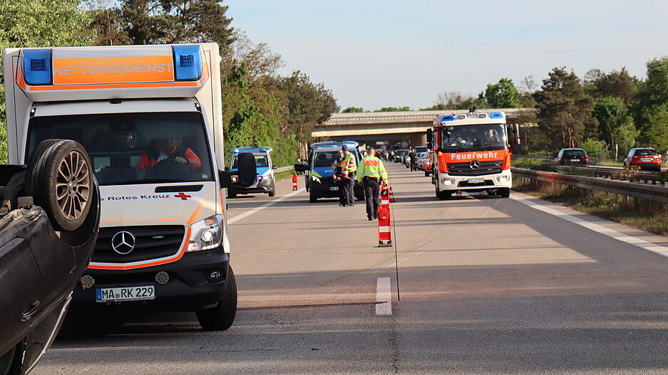 Auto überschlägt sich bei Hockenheim: Bilder zeigen Unfall auf der A6 - STIMME.de