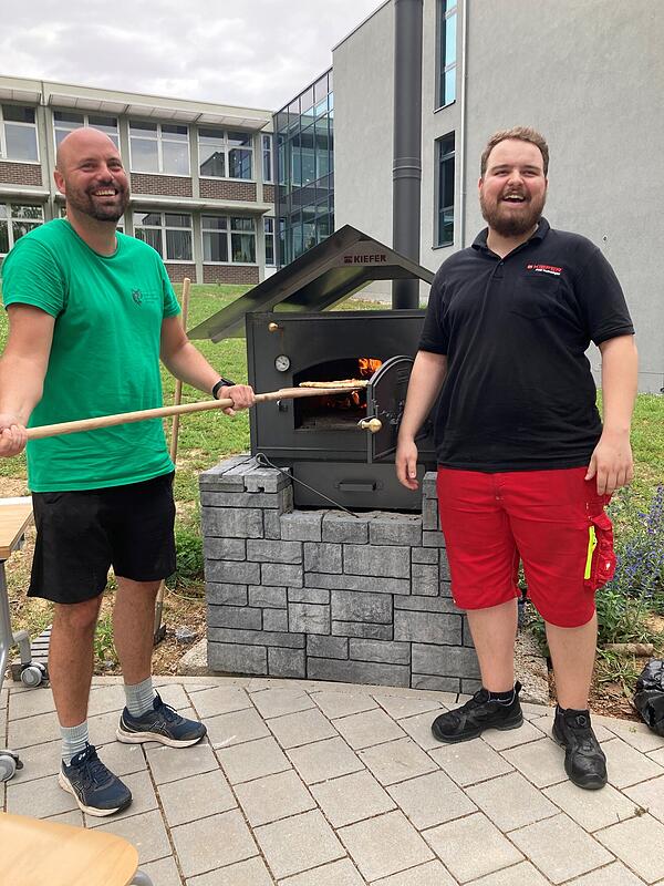Ein Dach für den Pizzaofen der Wolf-von-Gemmingen-Schule - STIMME.de