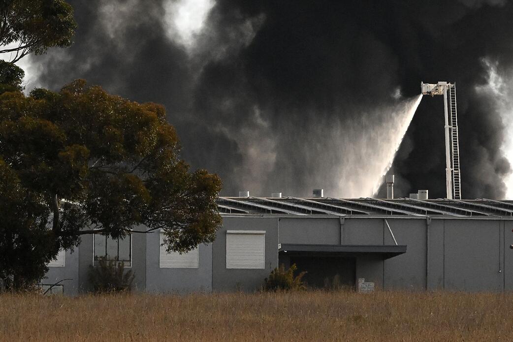 Giftige Rauchwolke über Melbourne – Chemiefabrik steht in Flammen ...