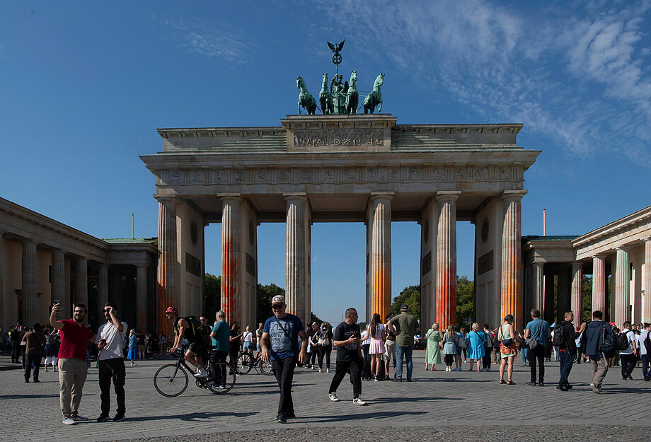 Klimaaktivisten der "Letzen Generation" beschmieren das Brandenburger ...