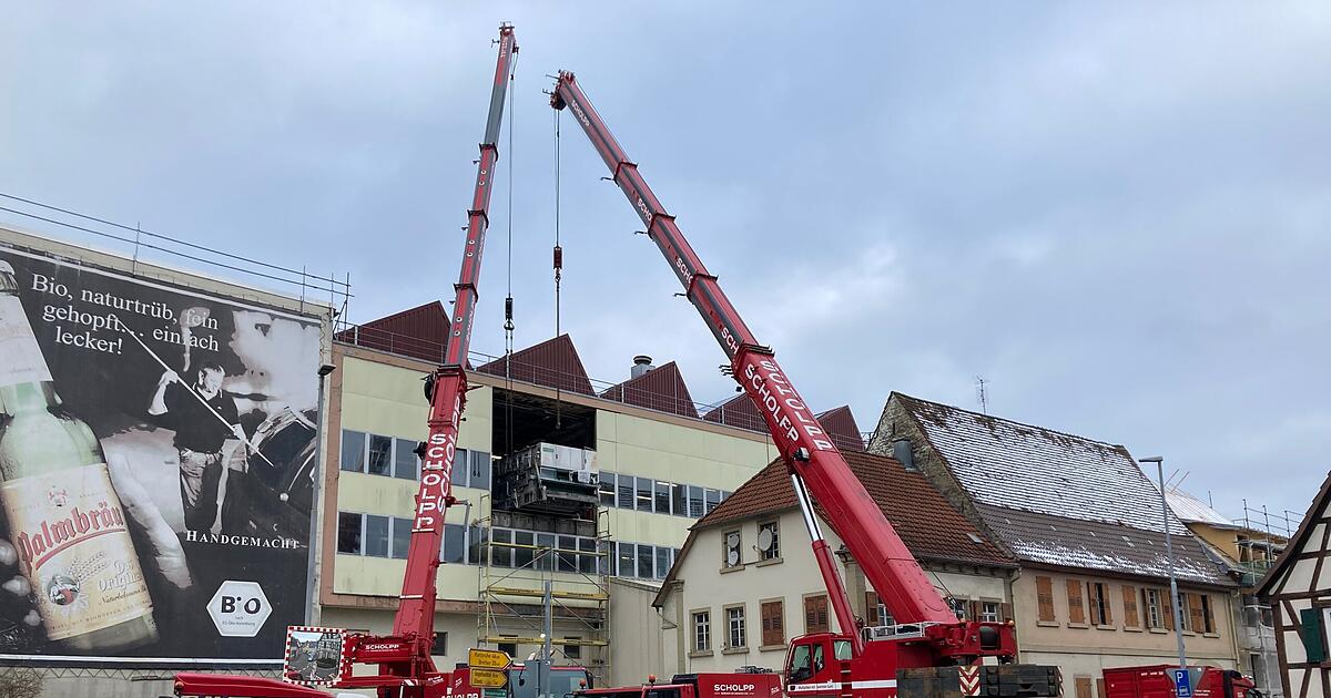Autokranen hieven schwere Alttechnik aus dem Palmbräu-Werk - STIMME.de
