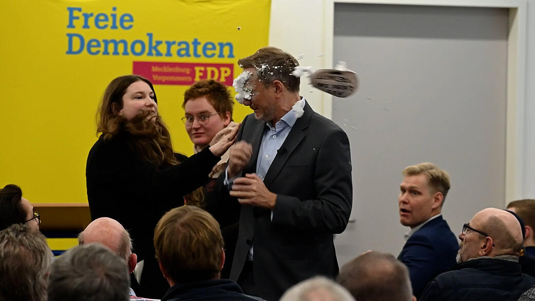 Angriff auf Christian Lindner: FDP-Politiker mit Rasierschaum beworfen ...