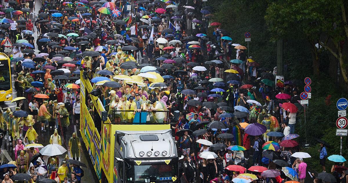 Glitzer, Regenbogen und politische Forderungen beim CSD - STIMME.de