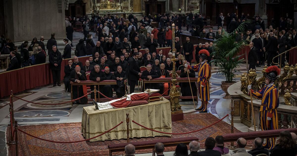 Papst trägt Papst zu Grabe - Letzter Gruß unter Tränen - STIMME.de