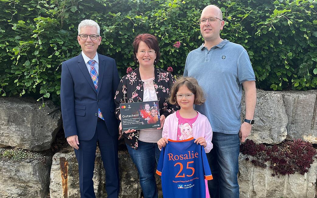 Mädchen aus Cleebronn läuft beim Champions-League-Finale mit einem ...