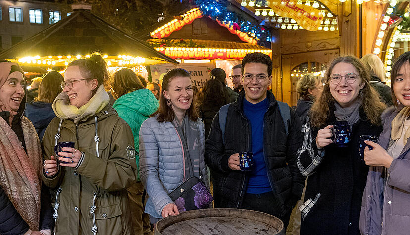 Heilbronner Weihnachtsmarkt offiziell eröffnet – Stände und Hütten gut besucht - STIMME.de