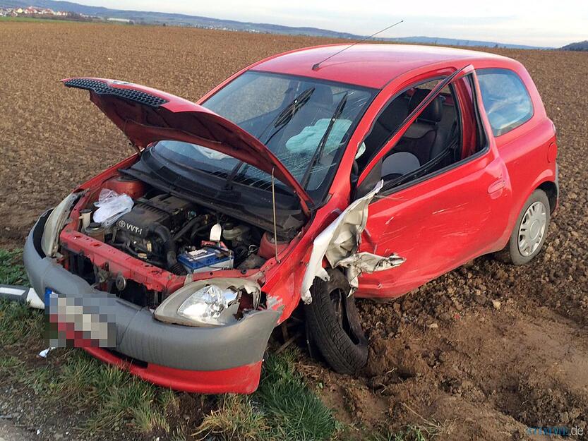Frontalunfall bei Neuenstadt fordert zwei Verletzte | 22.12. - STIMME.de