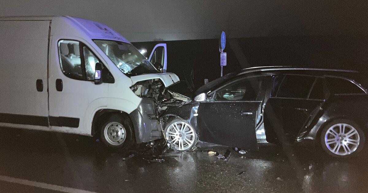 Transporter kracht frontal in Auto – fünf Verletzte auf B293 bei ...