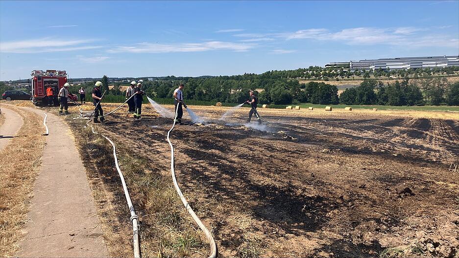 Feuerwehr rückt zu Flächenbrand in Abstatt aus – Bilder zeigen Einsatz ...