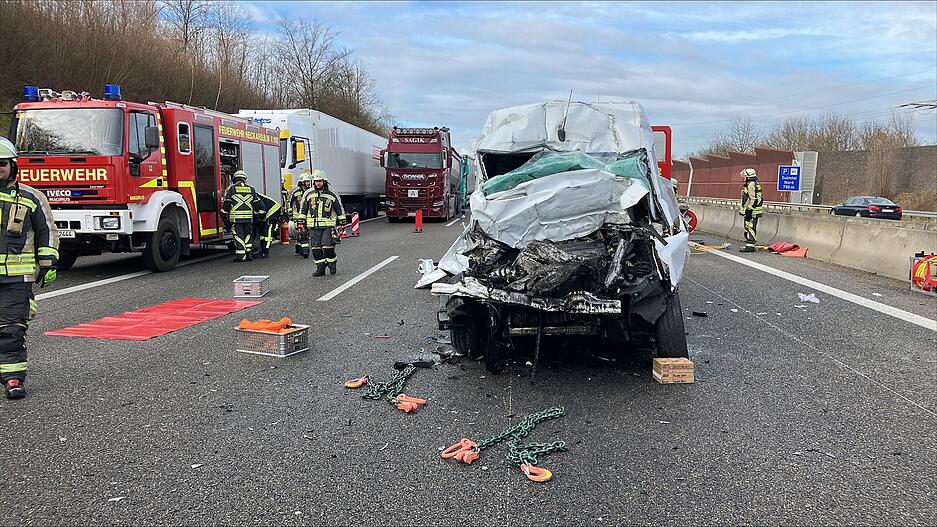 Transporter kracht auf A6 bei Kreuz Weinsberg in Lkw: Bilder zeigen Unfallfolgen - STIMME.de
