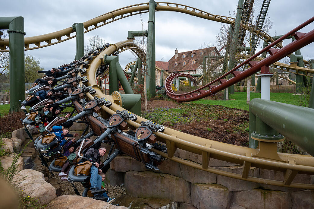 Saisonstart im Erlebnispark Tripsdrill ist für wetterfeste Besucher ein ...