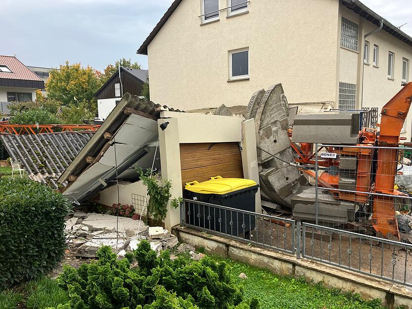 In Heilbronn-Sontheim ist ein Kran auf eine Garage gestürzt - STIMME.de