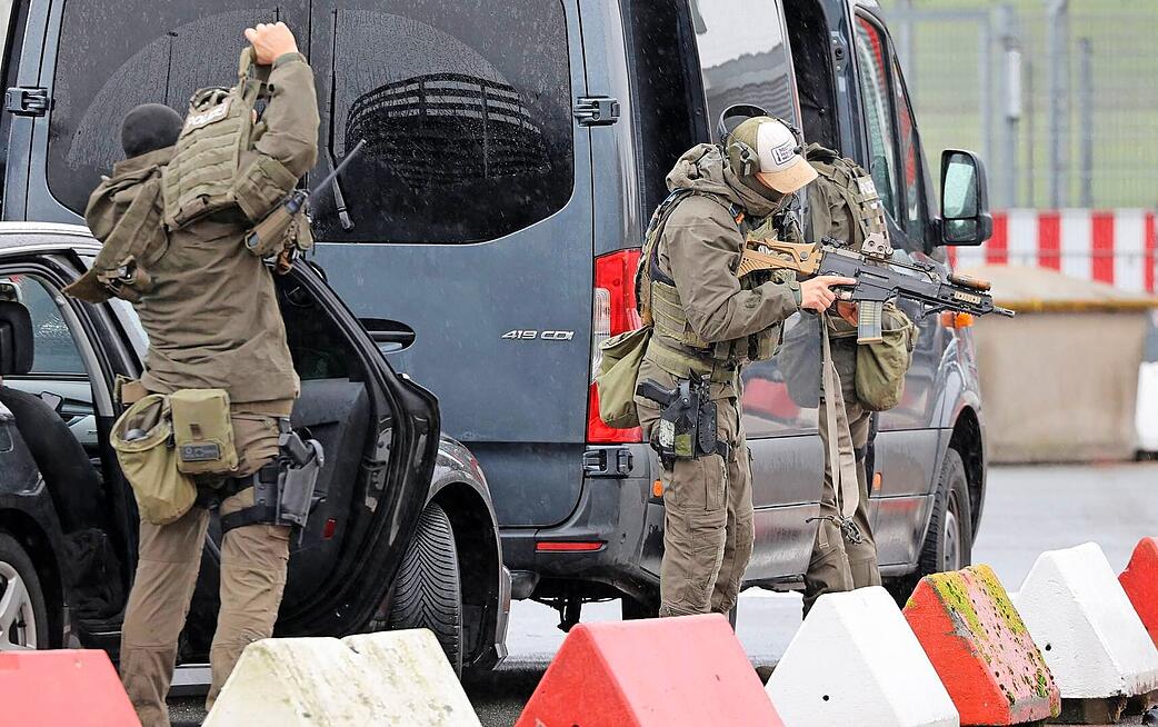Tochter entführt und auf Hamburger Flughafen als Geisel genommen: Urteil gegen Vater gefallen ...