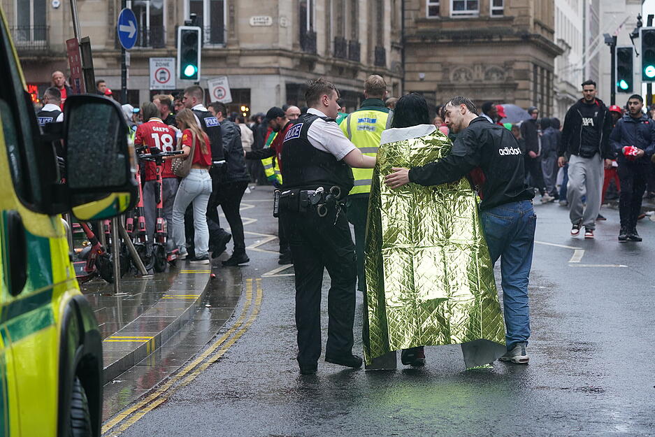 Auto fährt in Menschenmenge: Bilder zeigen Zustände in Liverpool - STIMME.de