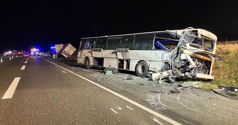 Unfall auf der A6: Lkw kracht bei Erlenbach in Reisebus und kippt in Böschung - STIMME.de