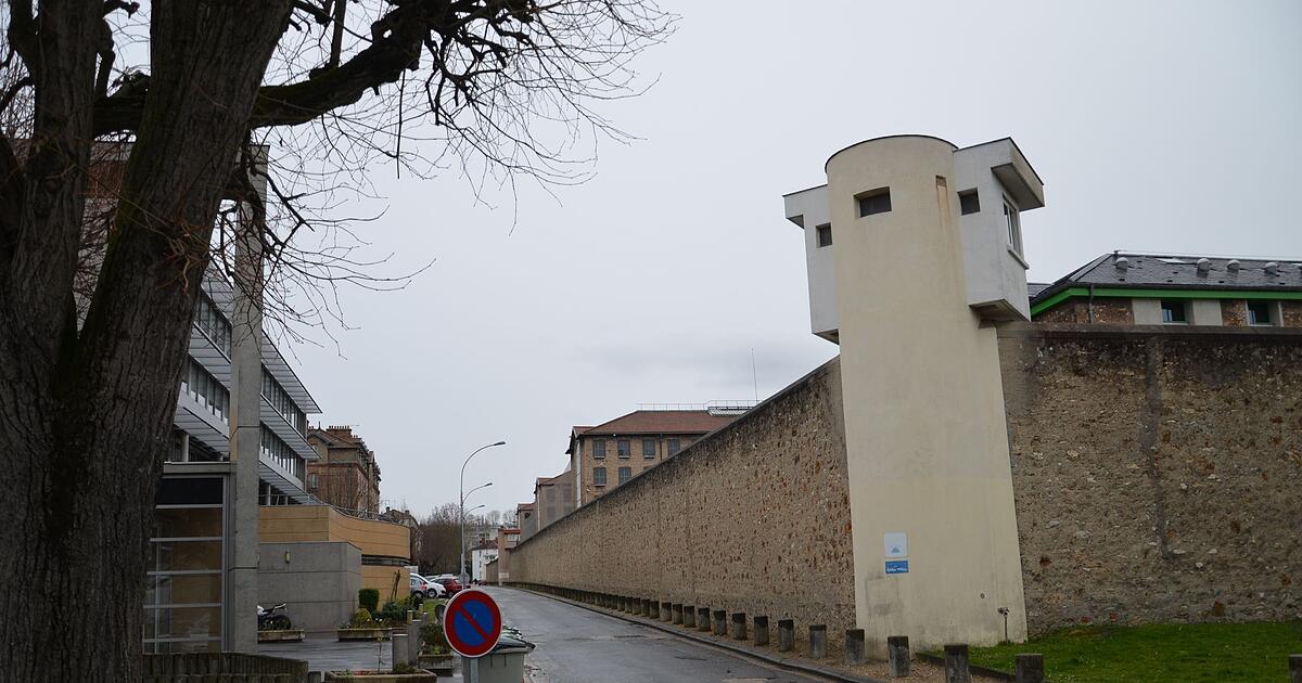 Frankreichs Polizei beschlagnahmt Mini-Handys hinter Gittern - STIMME.de