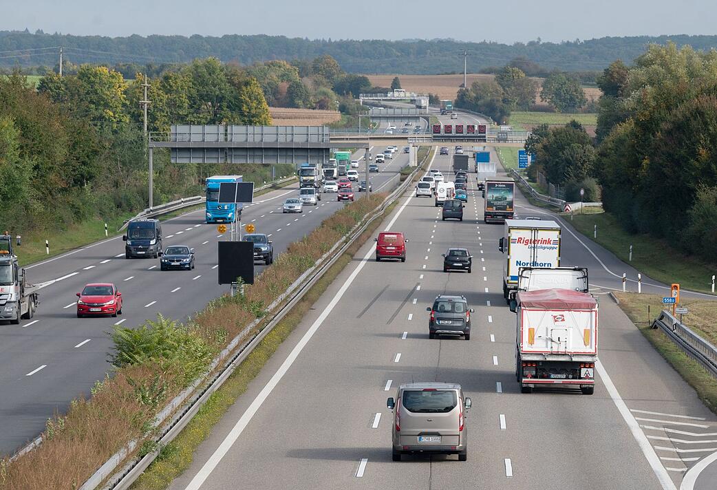 Wollte Mann Frau auf A81 aus Auto stoßen? - STIMME.de