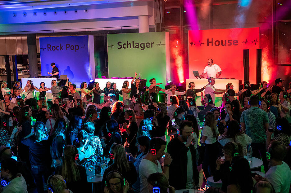 Party mit Kopfhörern: Silent-Disco im Audi-Forum in Neckarsulm - STIMME.de