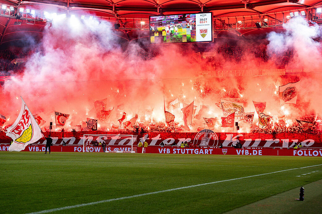 Choreo beim VfB Stuttgart abgekupfert? Fans des FC Bayern München mit Pyroshow - STIMME.de