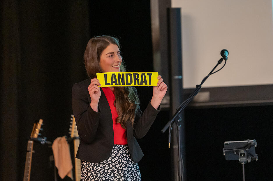 Matthias Neth übergibt an neuen Hohenloher Landrat Ian Schölzel - STIMME.de