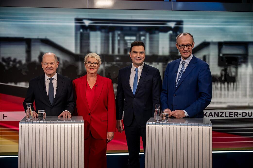 In einem Flieger und Boot - Scholz und Merz beim TV-Duell - STIMME.de