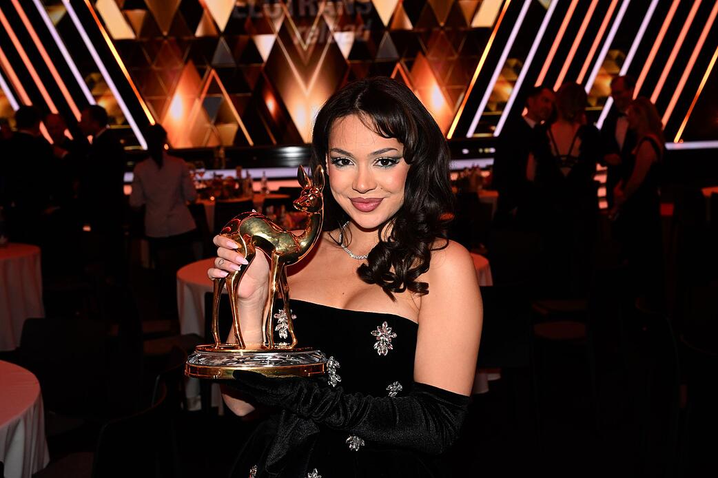 Popmusikerin Ayliva an Charts-Spitze - STIMME.de