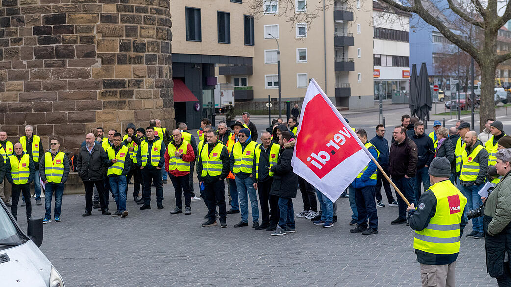Warnstreik im ÖPNV: Mitarbeiter der Stadtwerke Heilbronn bei Kundgebung am Bollwerksturm - STIMME.de
