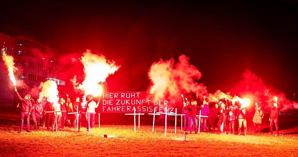 Bosch in der Krise: Mahnfeuer in Leonberg, Betriebsversammlung in ...