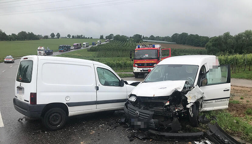 Zwei Verletzte nach Frontalzusammenstoß auf der B27 - STIMME.de