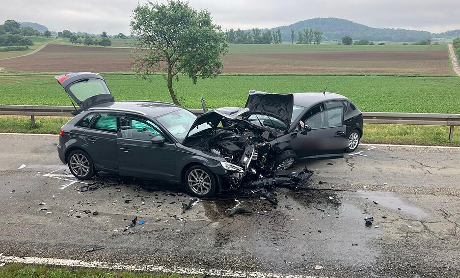 Autos bei Frontalcrash fast völlig zerstört: Schwerer Unfall zwischen Ilsfeld und Beilstein ...
