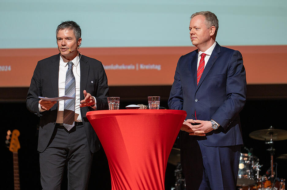 Matthias Neth übergibt an neuen Hohenloher Landrat Ian Schölzel - STIMME.de